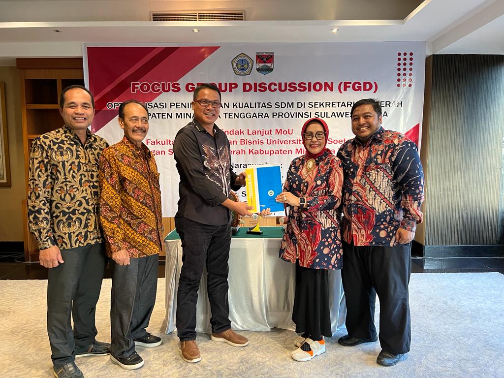 Penandatanganan MoU: Rektor beserta Dekan FEB Unitomo dan Sekretariat ...
